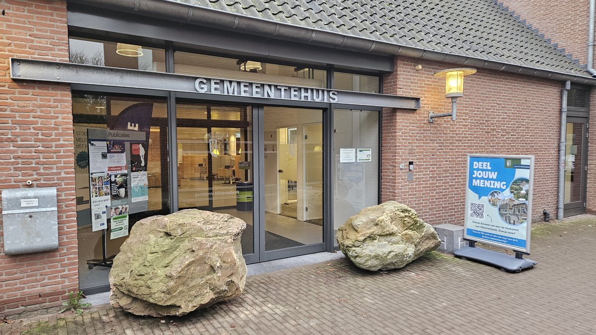 Veiligheid bij de ingang gemeentehuis: keien en camera’s geplaatst ...
